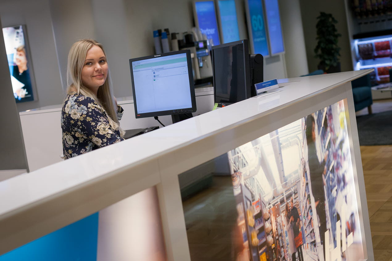 Gravity and scoop bins for bulk merchandising | HL Display